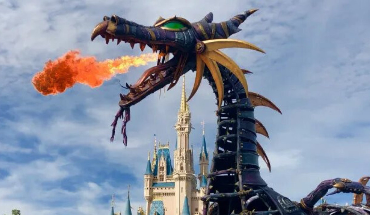 Maleficent: Dragon catches fire during Disneyland show - el.kz