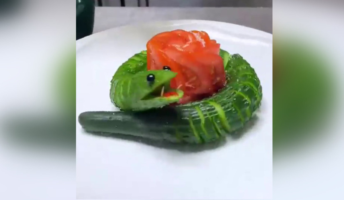 Новогодний стол в Год Змеи: как украсить и что приготовить для ...